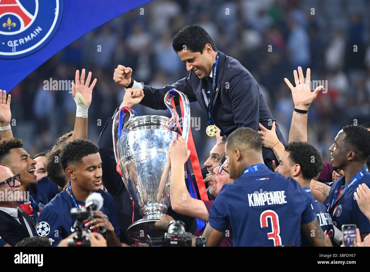 Nasser EL KHELAIFI (President PSG) with cup, cup, trophy, team photo ...