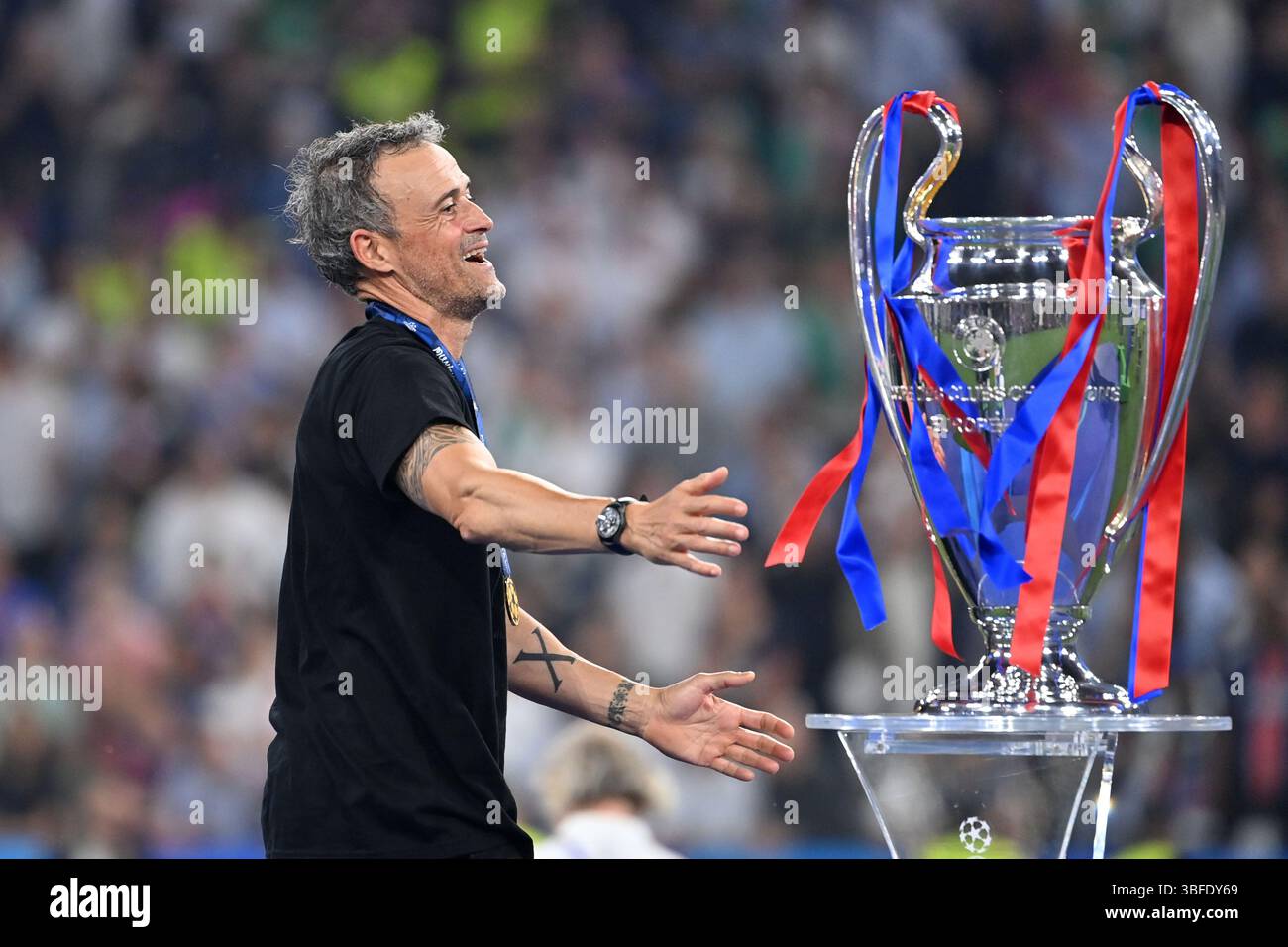 coach Luis ENRIQUE (PSG) with cup, trophy, award ceremony, football ...