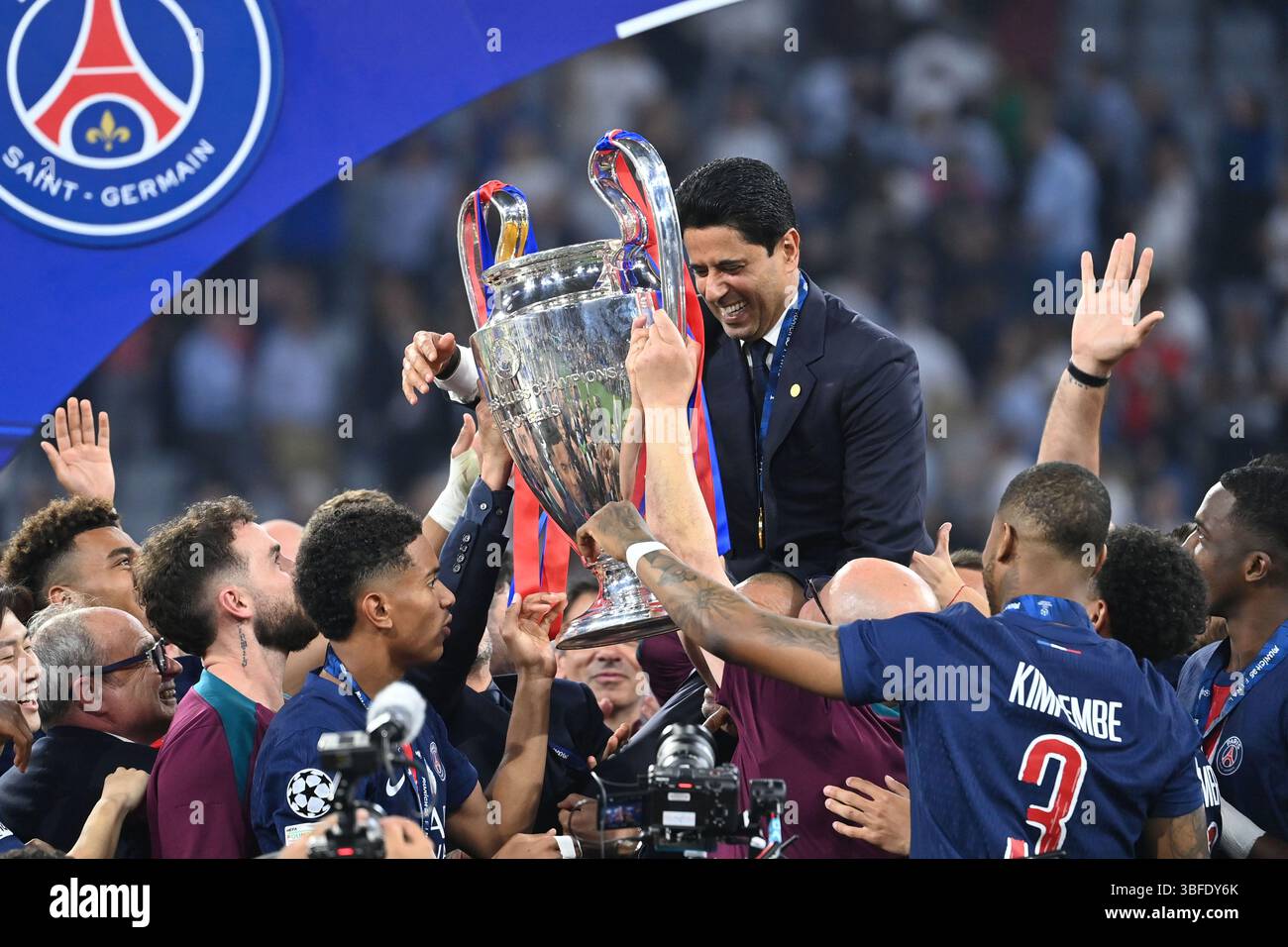 Nasser EL KHELAIFI (President PSG), with cup, trophy, team photo, team ...