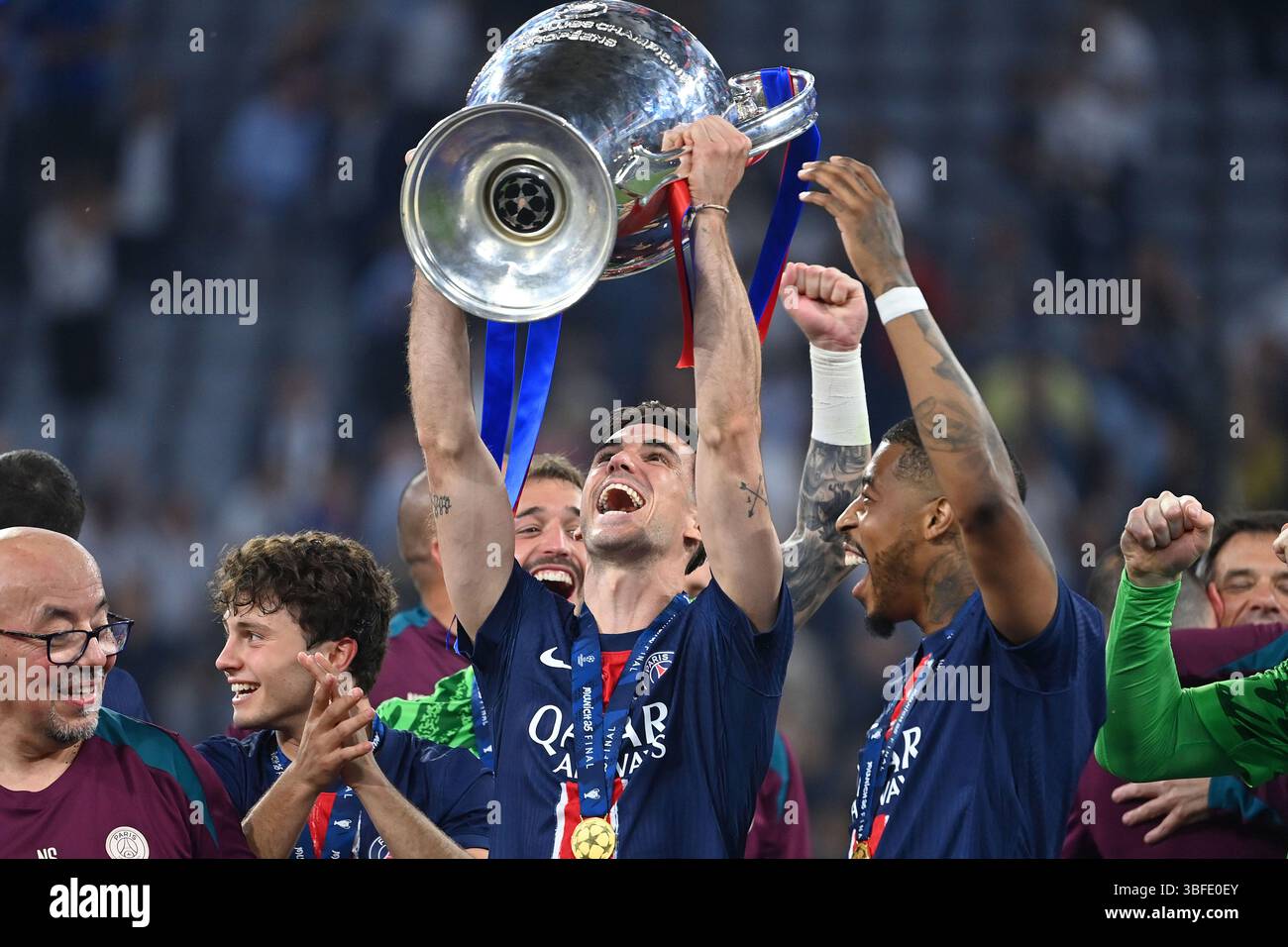 Player, team photo, team, squad, team photo Fabian Ruiz (PSG) with cup ...