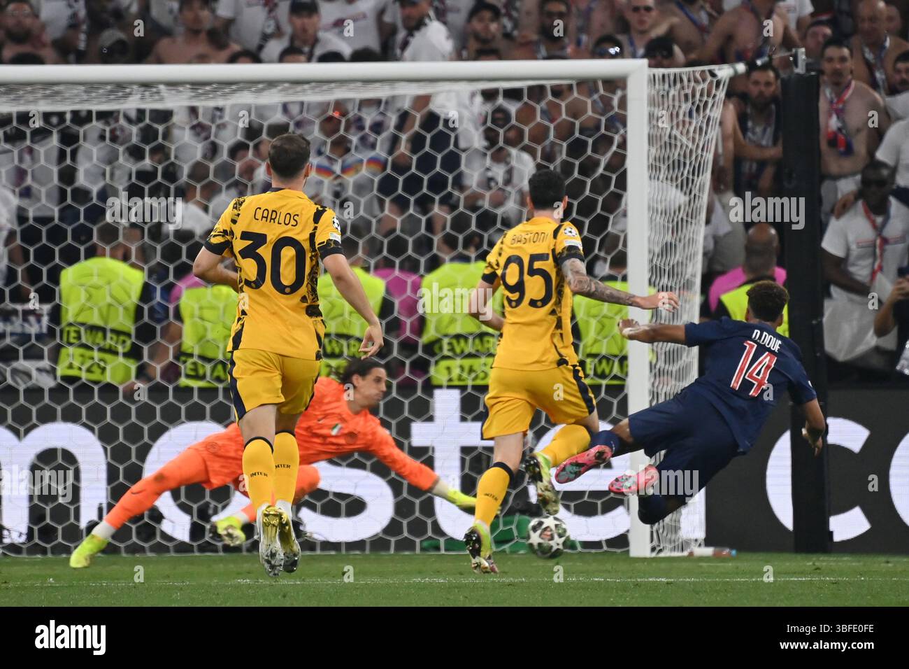 goal Desire Doue (PSG) to make it 3-0, action, goal shot versus Yann ...