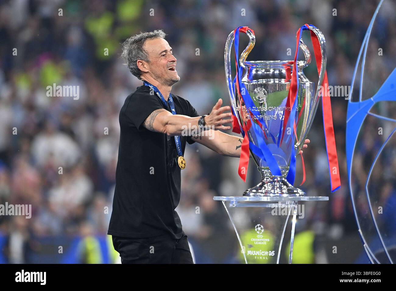 coach Luis ENRIQUE (PSG) with cup, trophy, award ceremony, football ...