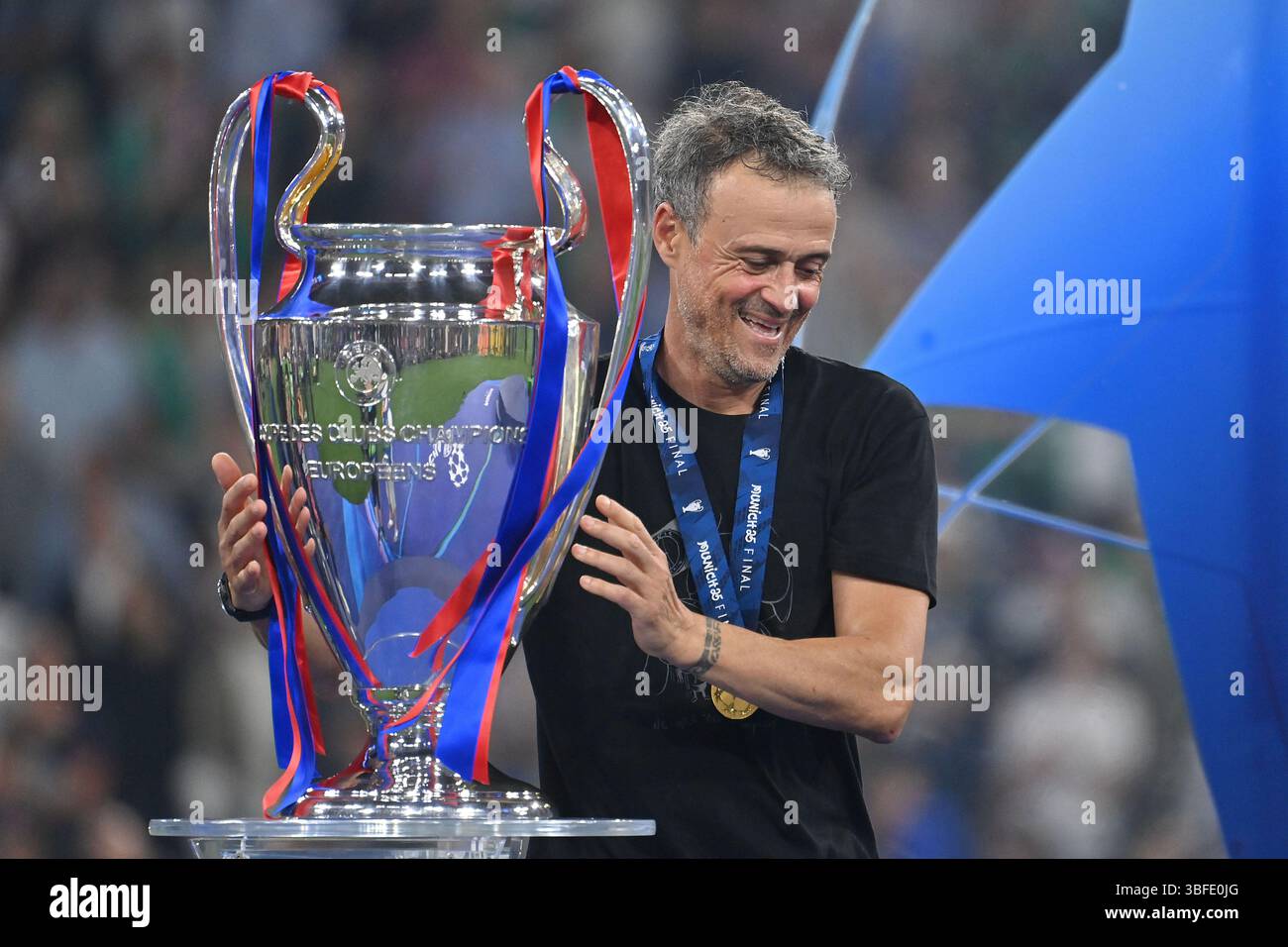 coach Luis ENRIQUE (PSG) with cup, trophy, award ceremony, football ...