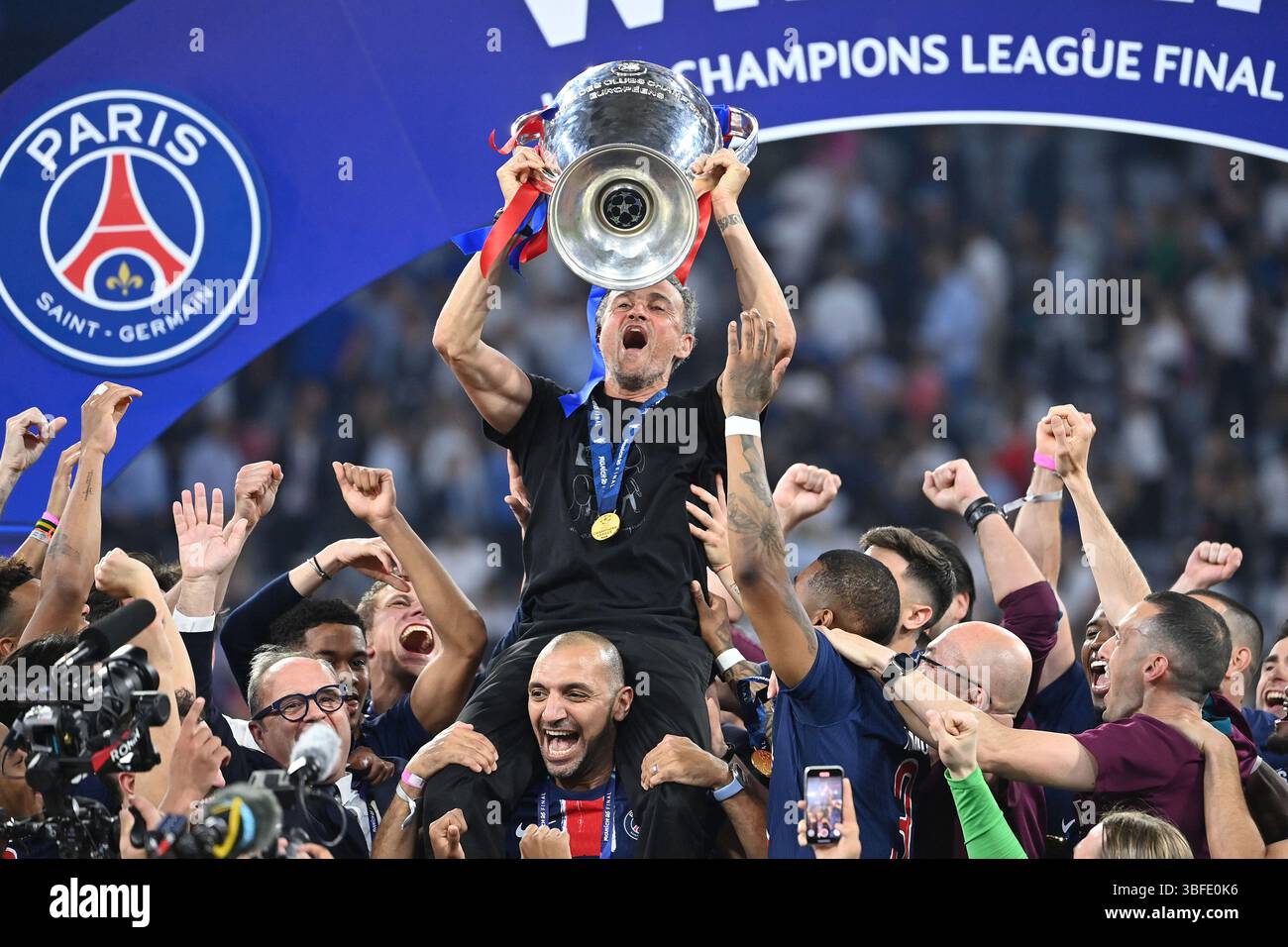 coach Luis ENRIQUE (PSG) with cup, trophy, team photo, team, squad, team photo, award ceremony ...