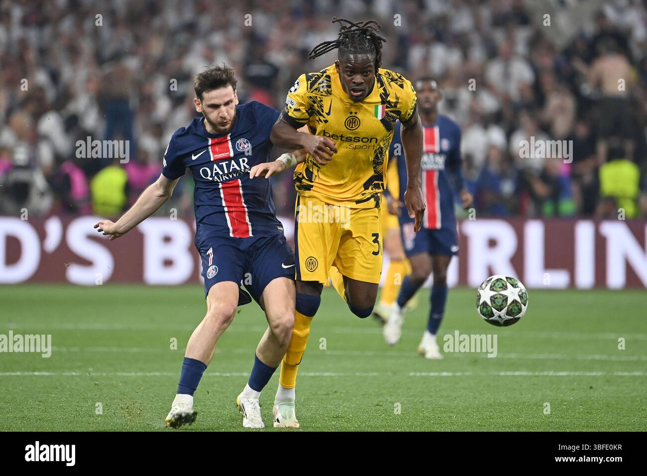 Yann BISSECK (Milan), action, duels versus Khvicha KVARATSKHELIA (PSG), injured, injury ...