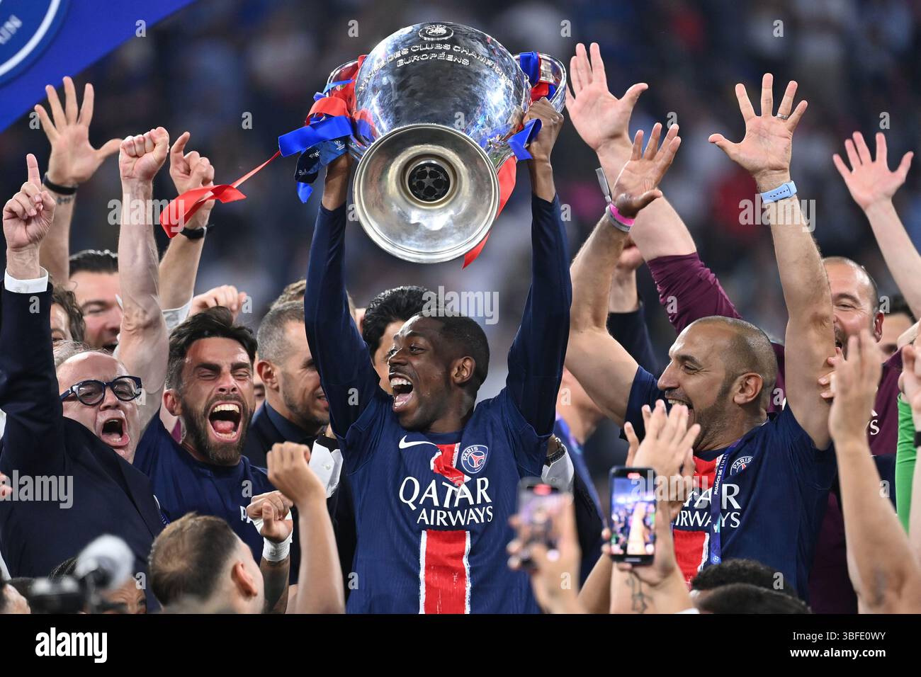 Player, team photo, team, squad, team photo Ousmane Dembele (PSG) with ...