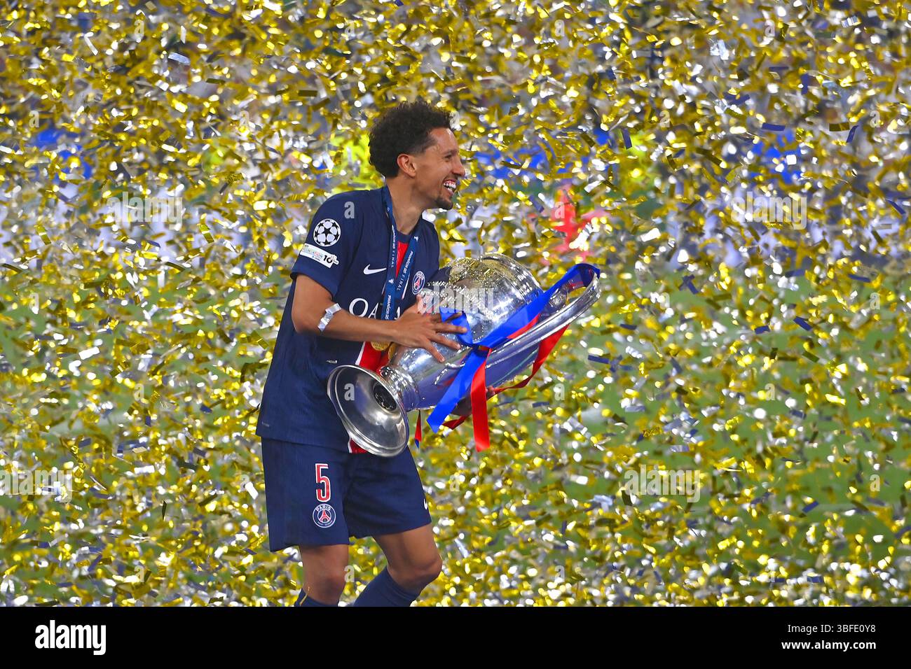 MARQUINHOS (PSG) with cup, trophy, jubilation, joy, enthusiasm, award ...
