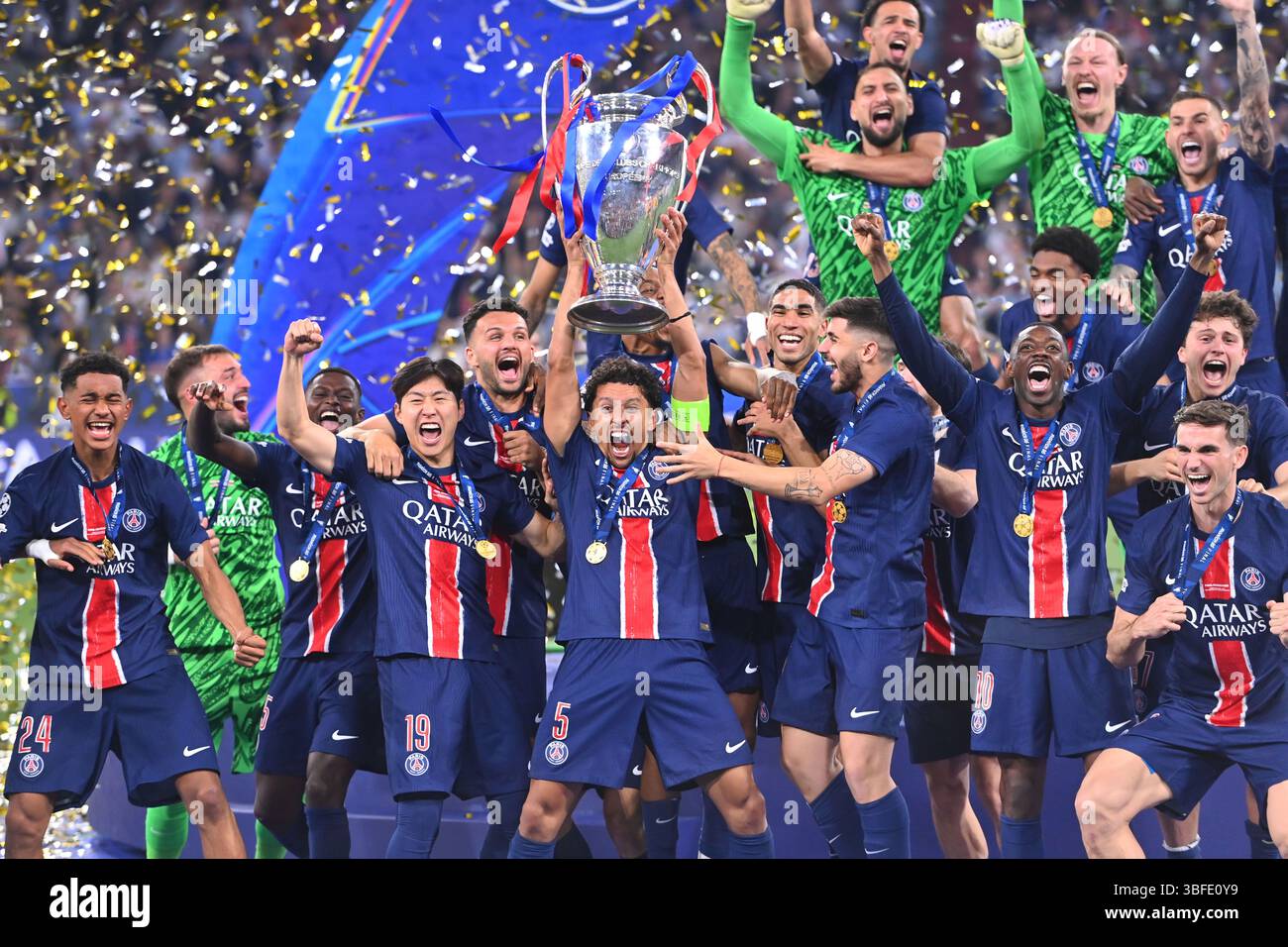 Team photo, team, squad, team photo, MARQUINHOS (PSG) with cup, cup ...