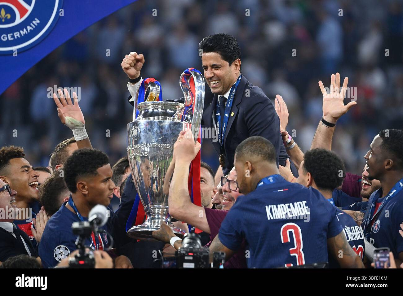 Nasser EL KHELAIFI (President PSG), with cup, trophy, team photo, team ...