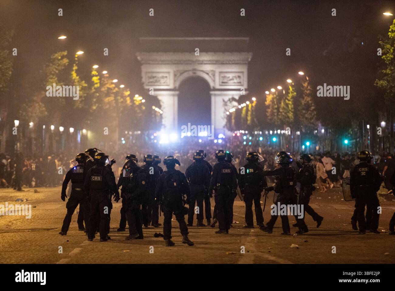 An evening of clashes on the Champs-Elysées between PSG fans and the ...