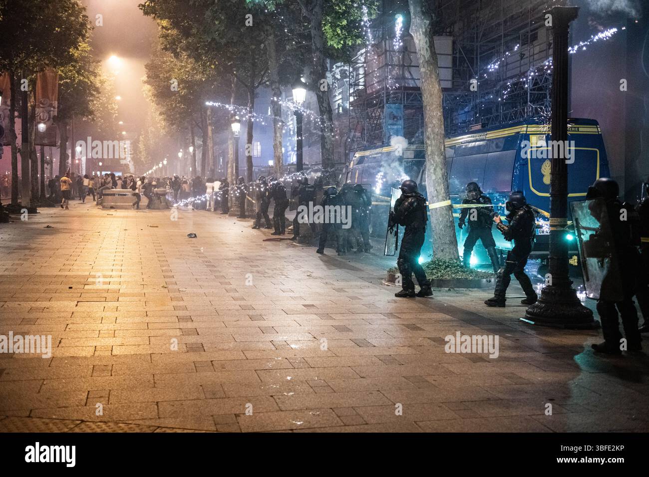An evening of clashes on the Champs-Elysées between PSG fans and the ...