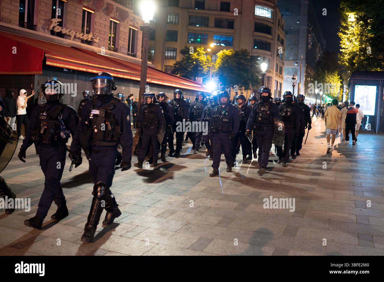 An evening of clashes on the Champs-Elysees between PSG fans and the ...