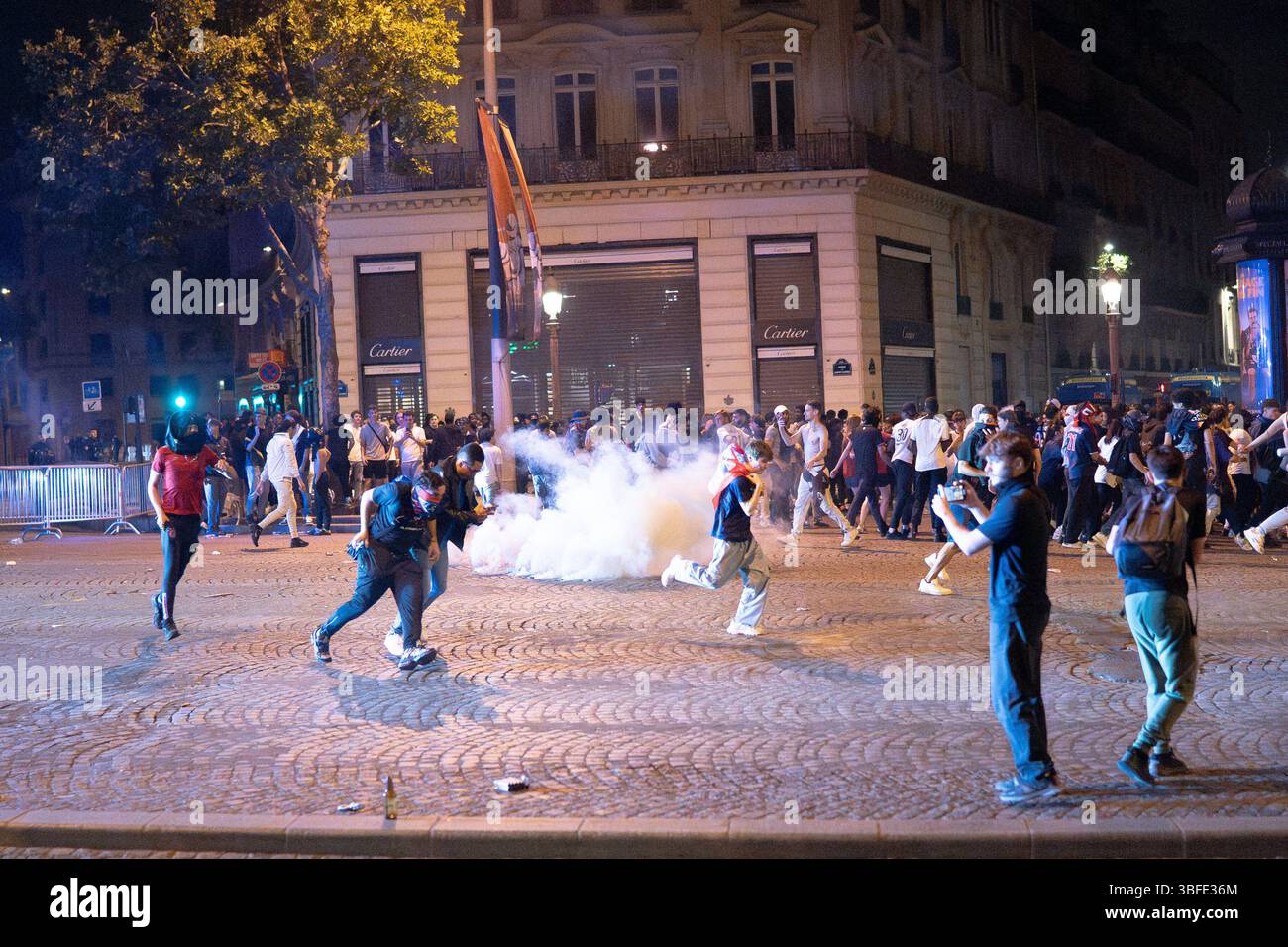 An evening of clashes on the Champs-Elysees between PSG fans and the ...