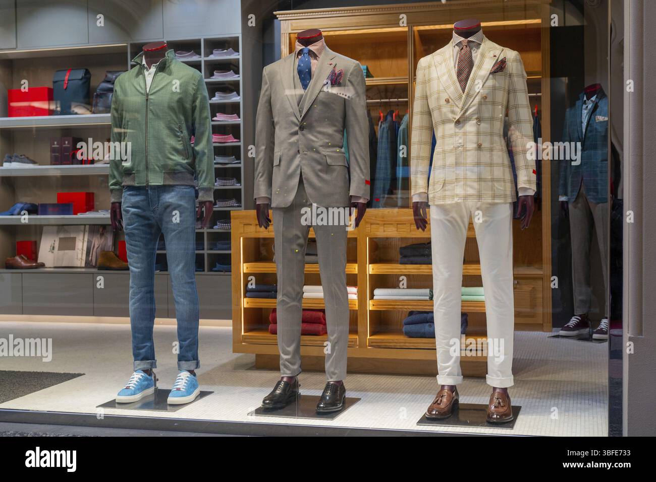 Male dummy in a shop window. Sale of men's clothing Stock Photo - Alamy