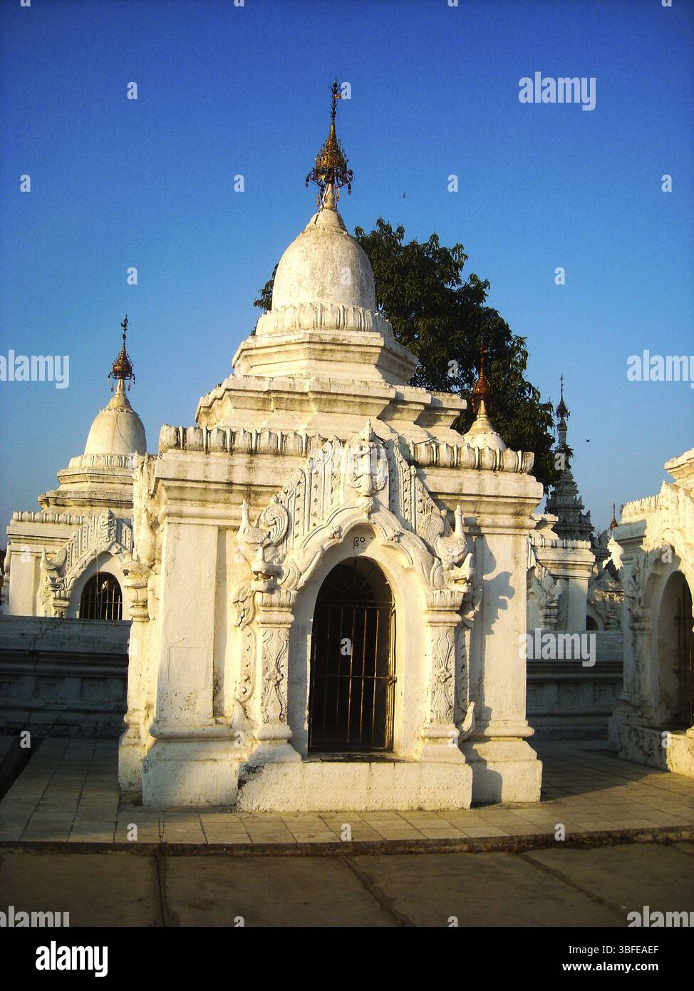 A temple in burma Stock Photo - Alamy