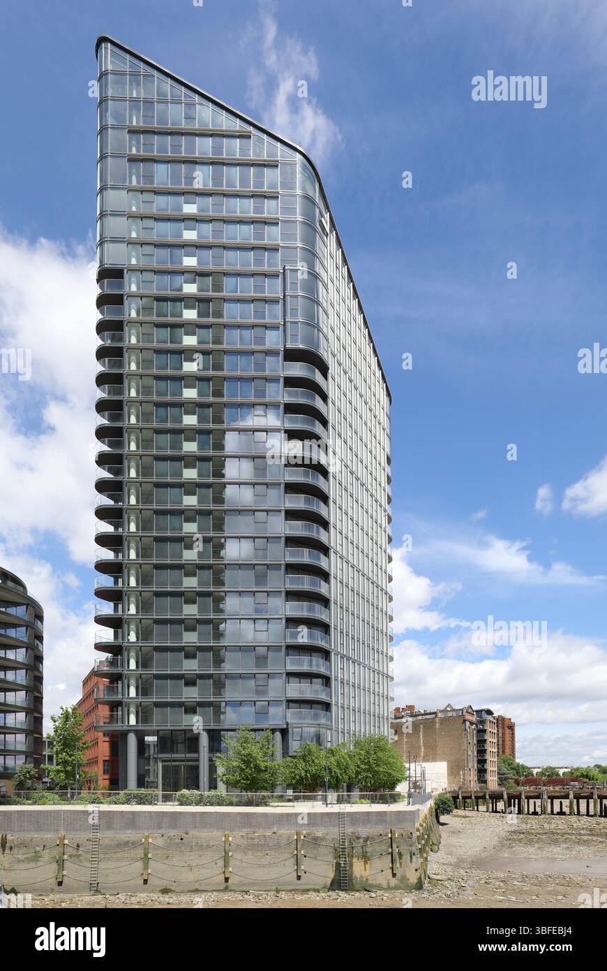 Chelsea Waterfront, Tower East. New, riverside apartment block next to ...