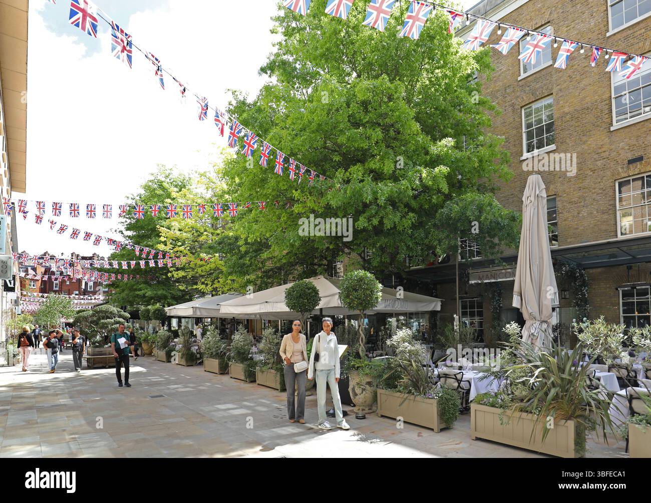 Restaurants and shops on Duke of York Square, off Kings Road in Chelsea ...