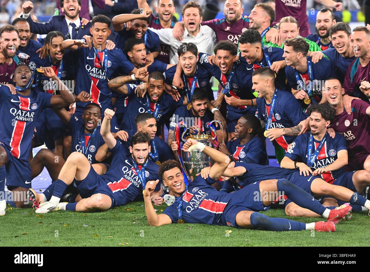 Team photo, team, squad, squad photo, players with cup, cup, trophy ...