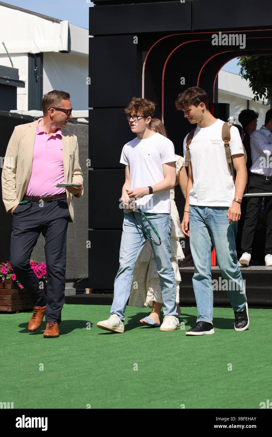 Oliver Bearman (MoneyGram Haas F1 Team, 87) mit Familie, Race day, ESP ...