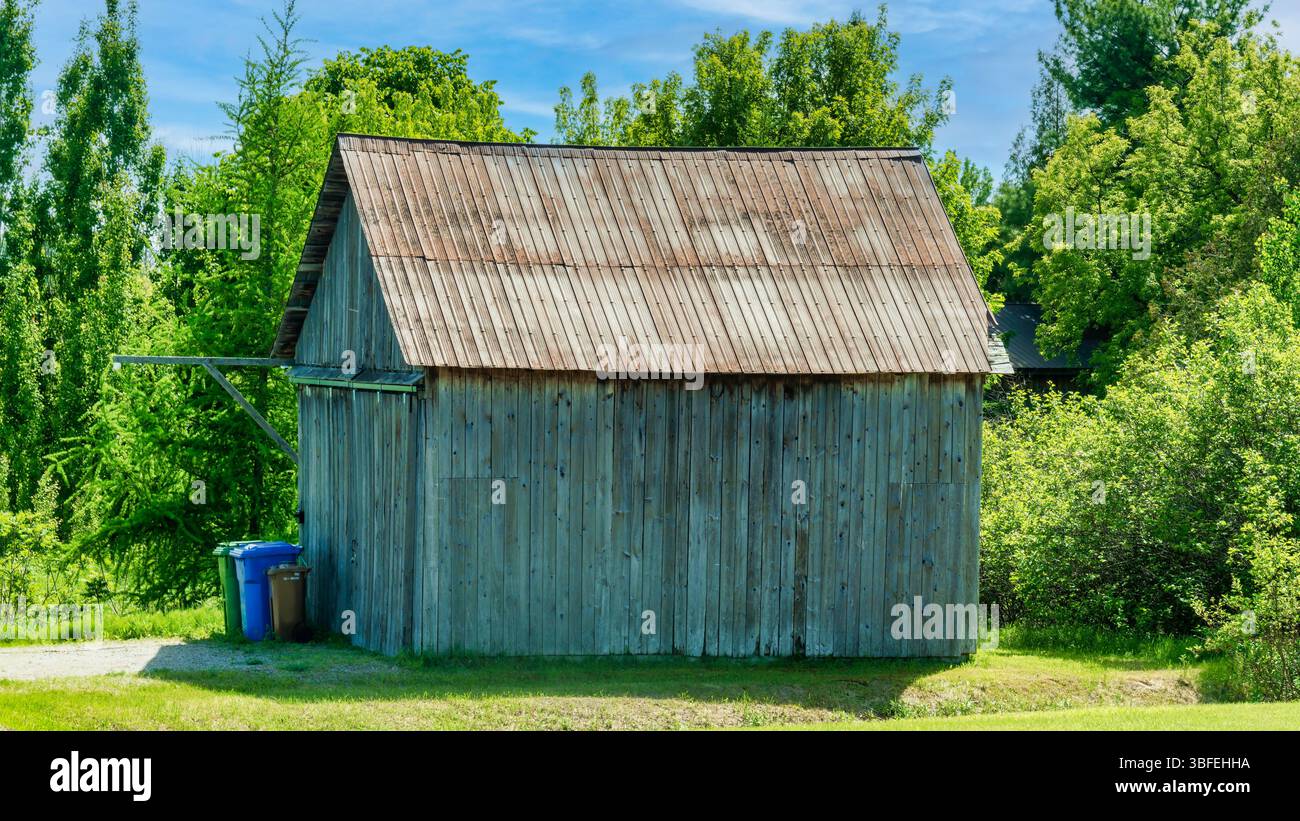 Rural garage - vivid Stock Photo - Alamy
