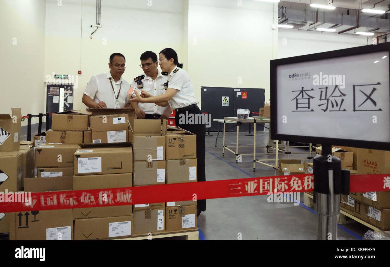 (250601) -- HAIKOU, June 1, 2025 (Xinhua) -- Customs officers inspect a ...