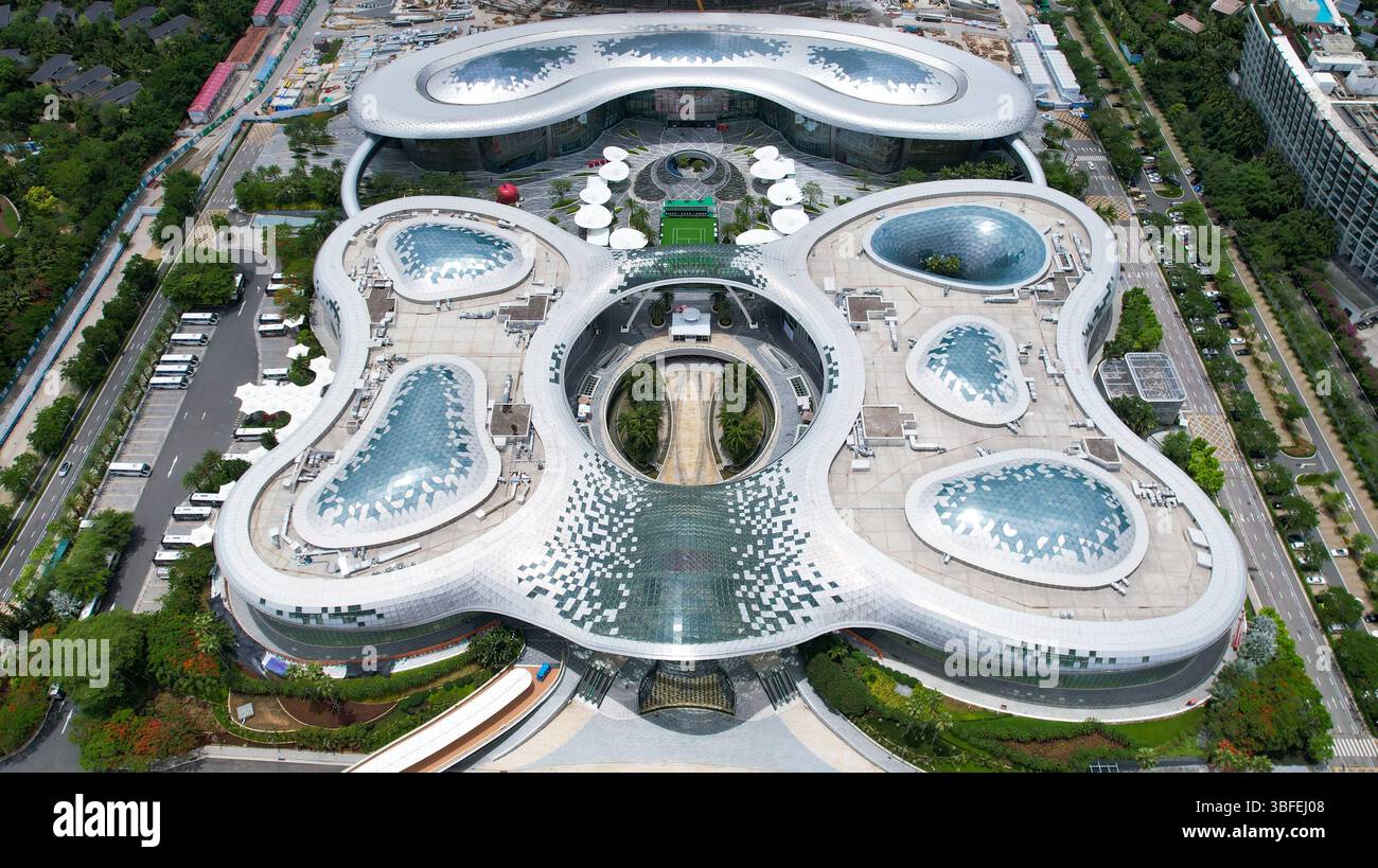 (250601) -- HAIKOU, June 1, 2025 (Xinhua) -- An aerial drone photo ...