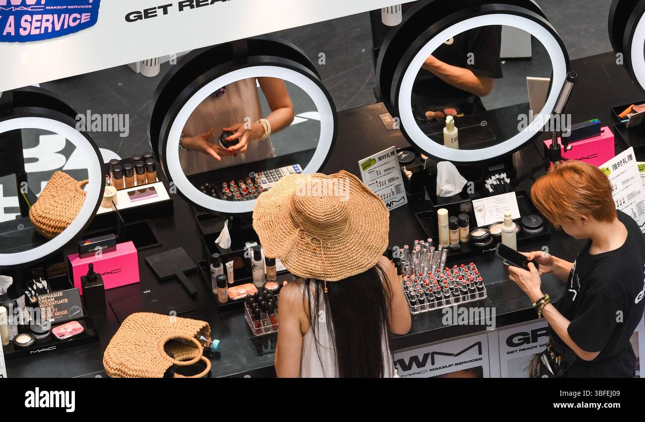 (250601) -- HAIKOU, June 1, 2025 (Xinhua) -- People shop at a duty-free ...