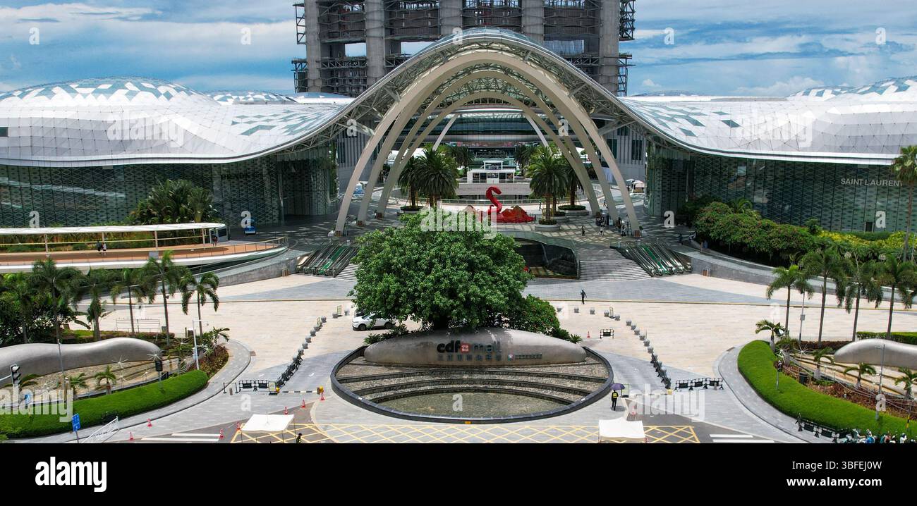 (250601) -- HAIKOU, June 1, 2025 (Xinhua) -- An aerial drone photo ...