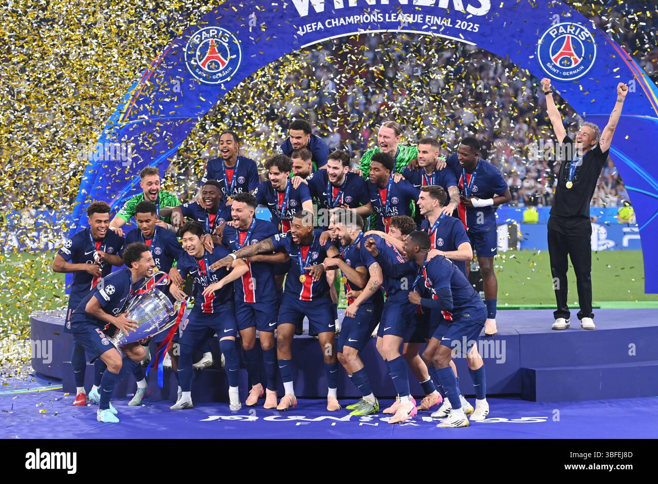 Team photo, team, squad, team photo, player, MARQUINHOS (PSG) with cup ...