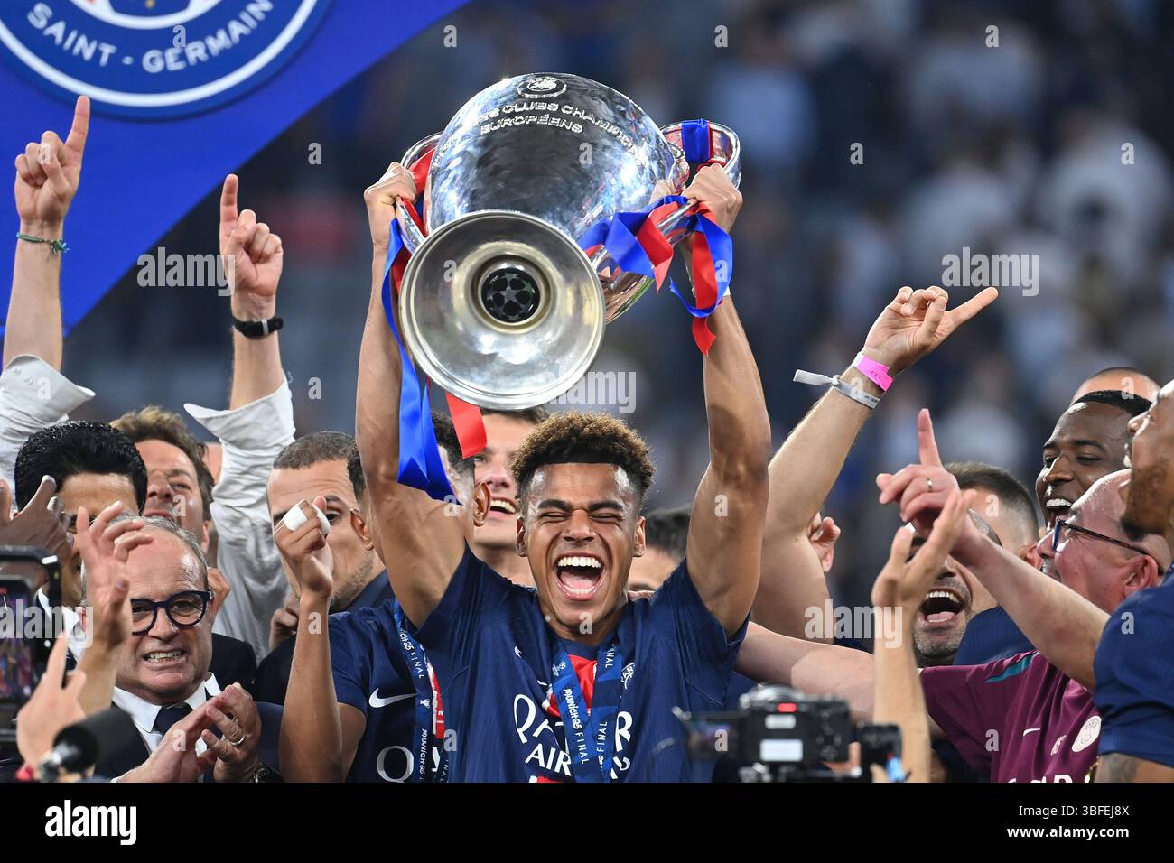 Team photo, team, squad, team photo, player, Desire Doue (PSG) with cup ...