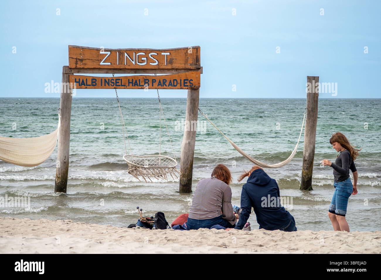 Zingst. Halb Insel, halb Paradies - 30.05.2025: Am Strand von Zingst, in der Nähe der Seebrücke ...
