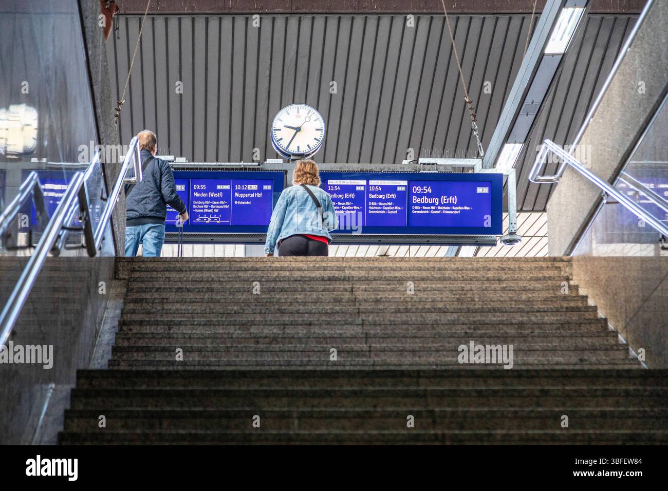 Zugang zum Bahnsteig auf dem Hauptbahnhof - Düsseldorf, Nordrhein ...