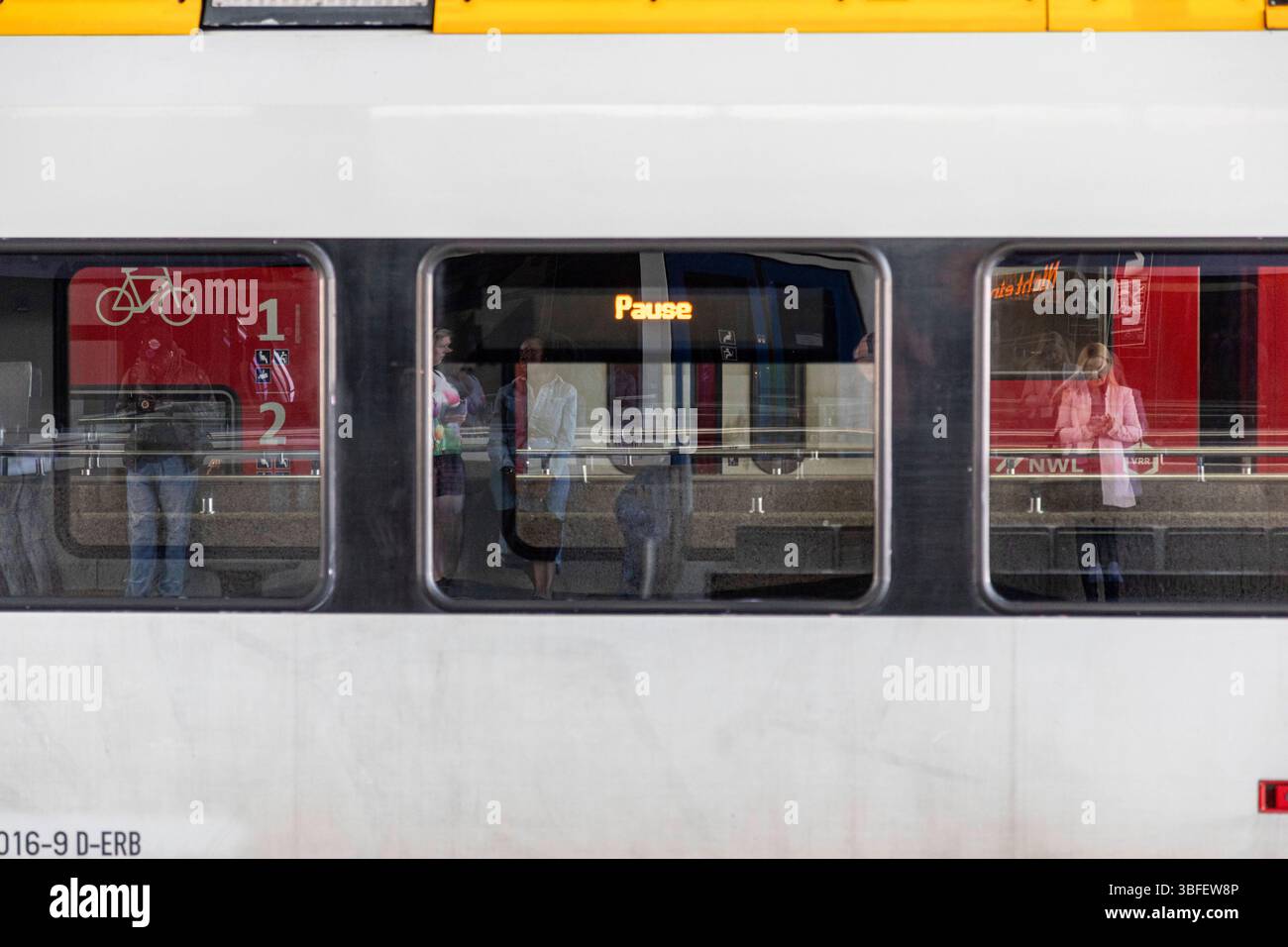 Zug mit der Anzeige Pause *** Train with the display Pause Stock Photo ...