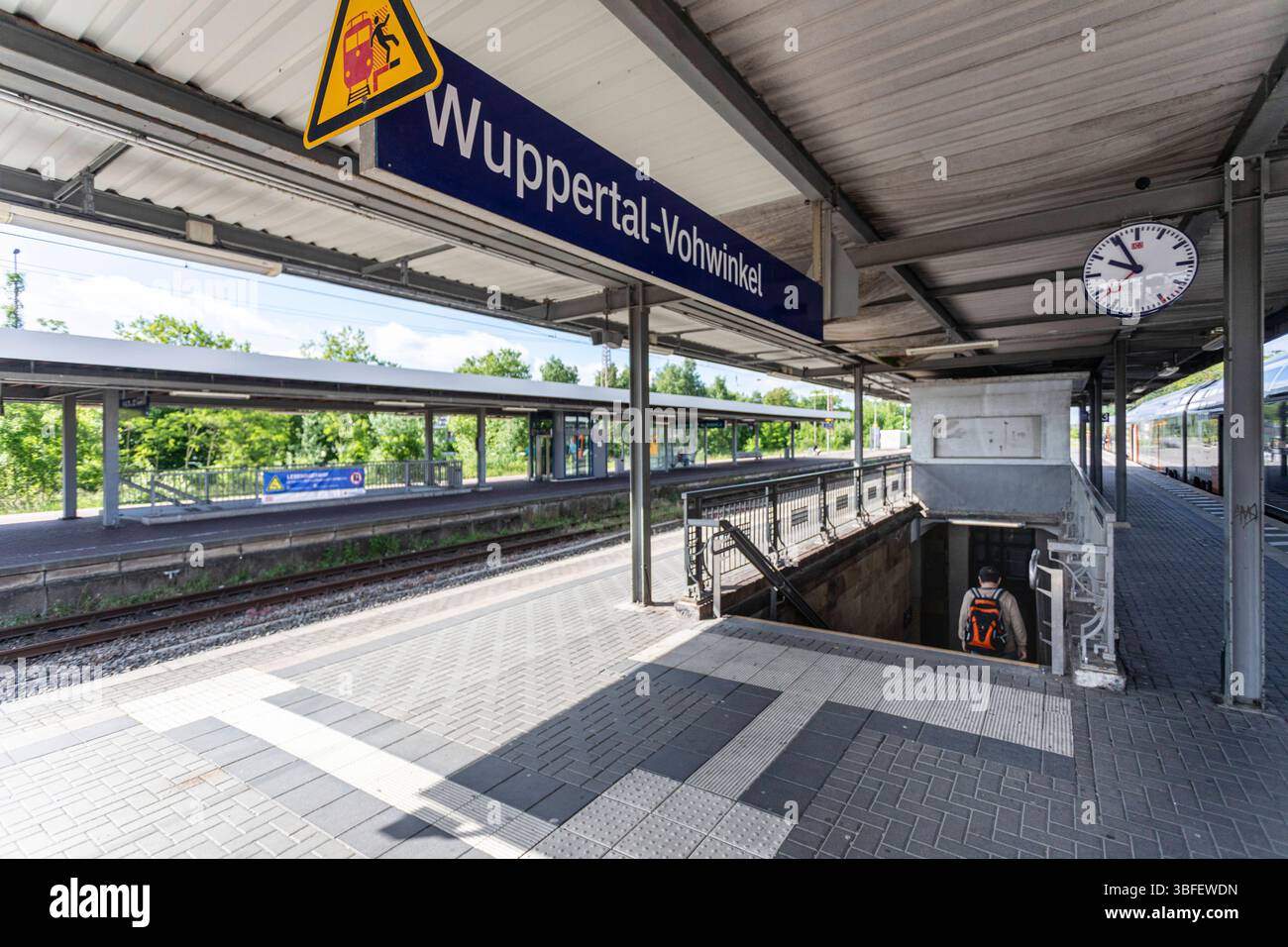 Bahnsteige auf dem Bahnhof Wuppertal-Vohwinkel - Wuppertal, Nordrhein ...