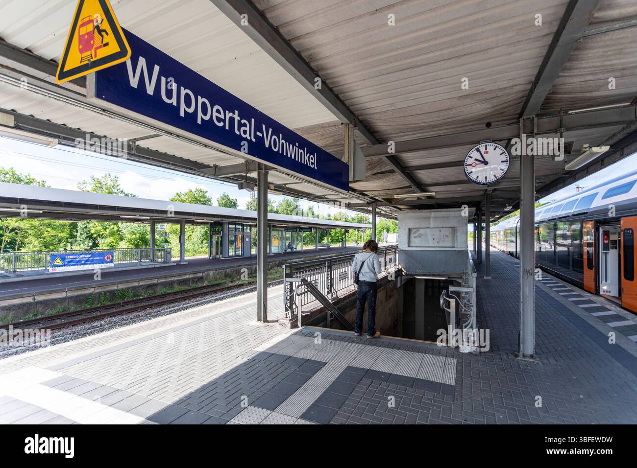 Bahnsteige auf dem Bahnhof Wuppertal-Vohwinkel - Wuppertal, Nordrhein ...