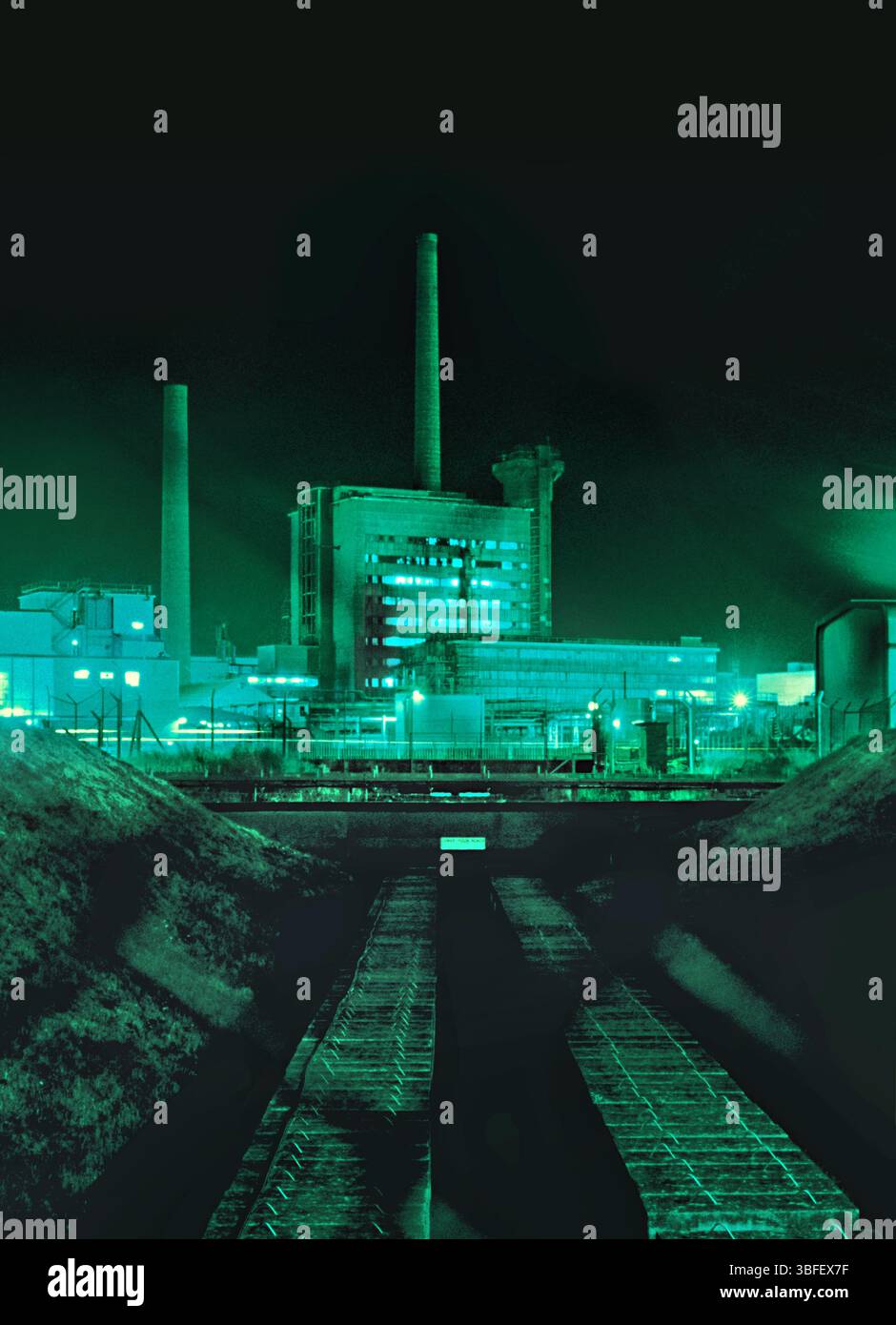 The Magnox reprocessing plant (centre) at the Sellafield nuclear site ...