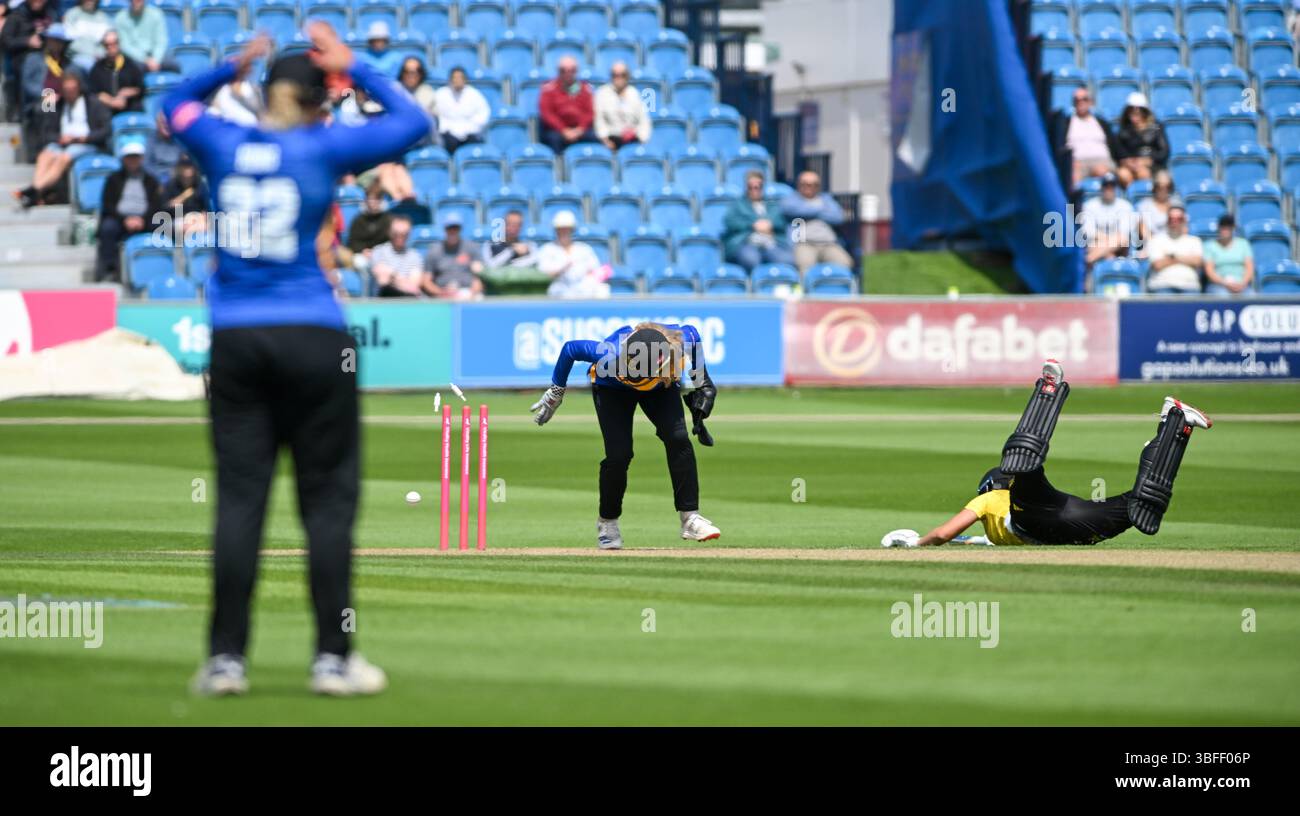 Wicketkeeper mollie adams hi-res stock photography and images - Alamy