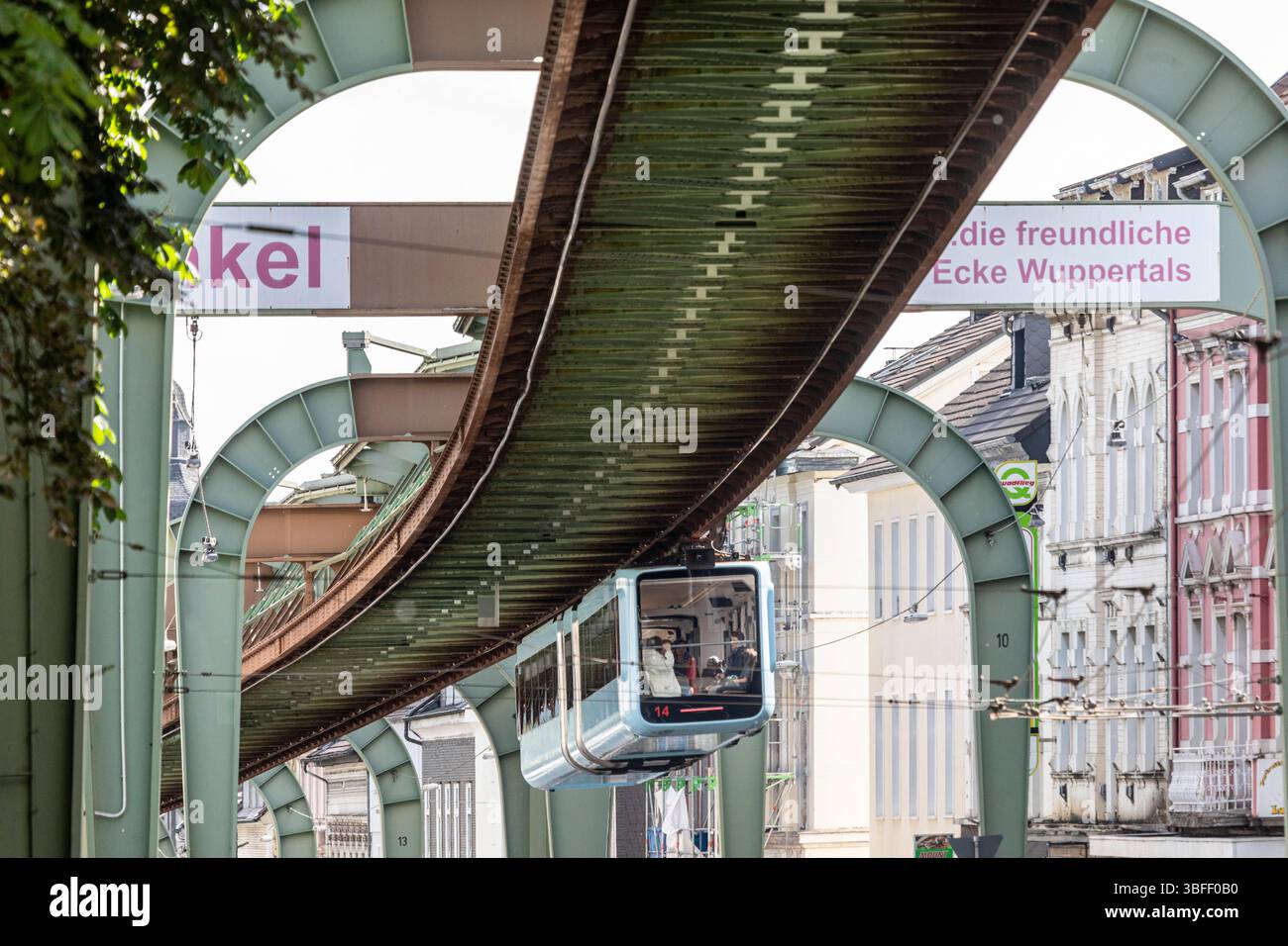 Wuppertaler Schwebebahn in Vohwinkel - Wuppertal, Nordrhein-Westfalen, Deutschland Stock Photo ...