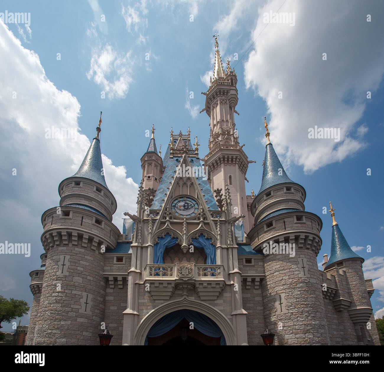 The Cinderella castle in Fantasyland, Magic Kingdom amusemenet park in ...