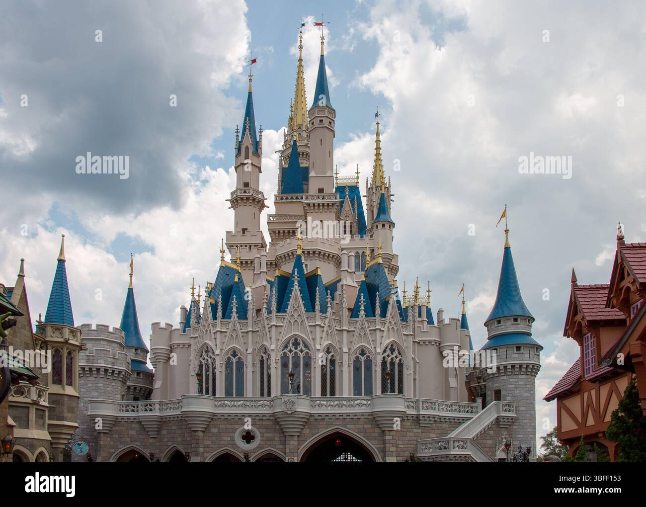 The Cinderella castle in Fantasyland, Magic Kingdom amusemenet park in Orlando, Florida Stock ...