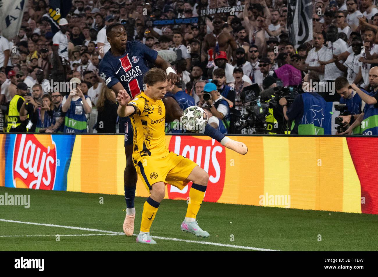 v. li. im Zweikampf Willian Pacho (Paris Saint-Germain, #51), Nicolo ...