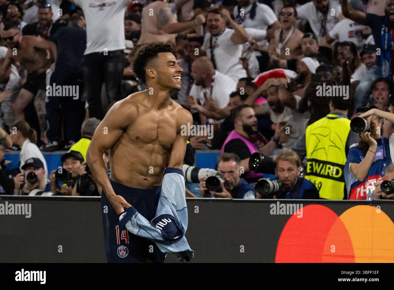 Muenchen, Deutschland. 31st May, 2025. Tor zum 3:0 durch Desire Doue ...