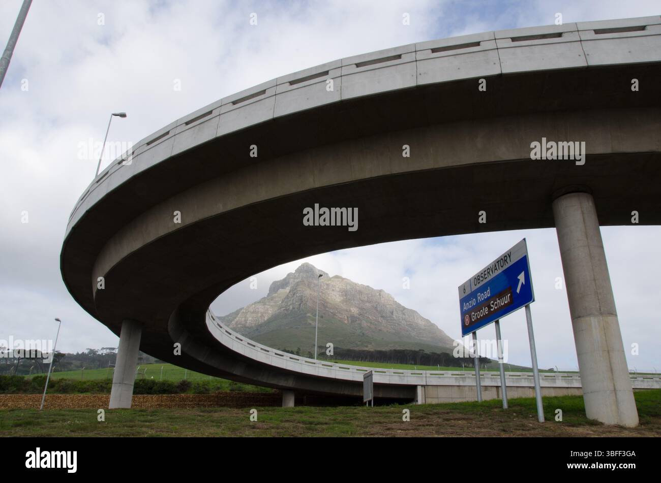 Devils Peak through curved flyover bridge Stock Photo - Alamy