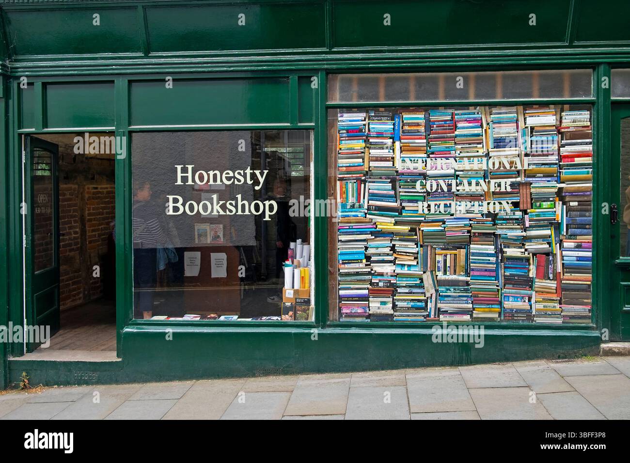 Book shop exterior hi-res stock photography and images - Alamy