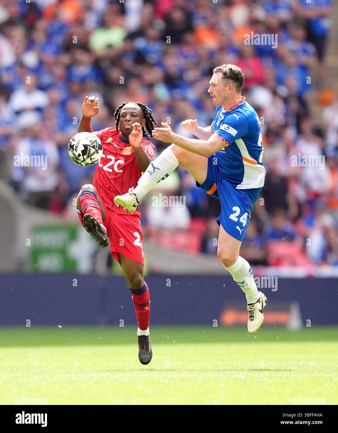 Southend United's Keenan Appiah-Forson (left) and Oldham Athletic's ...