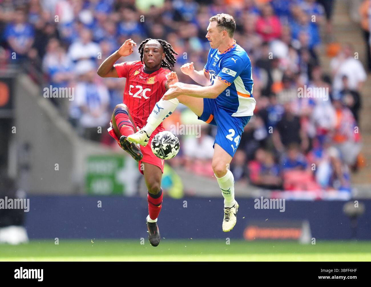 Southend United's Keenan Appiah-Forson (left) and Oldham Athletic's ...