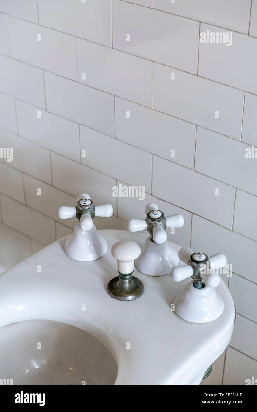 Old fashioned retro bathroom hi-res stock photography and images - Alamy