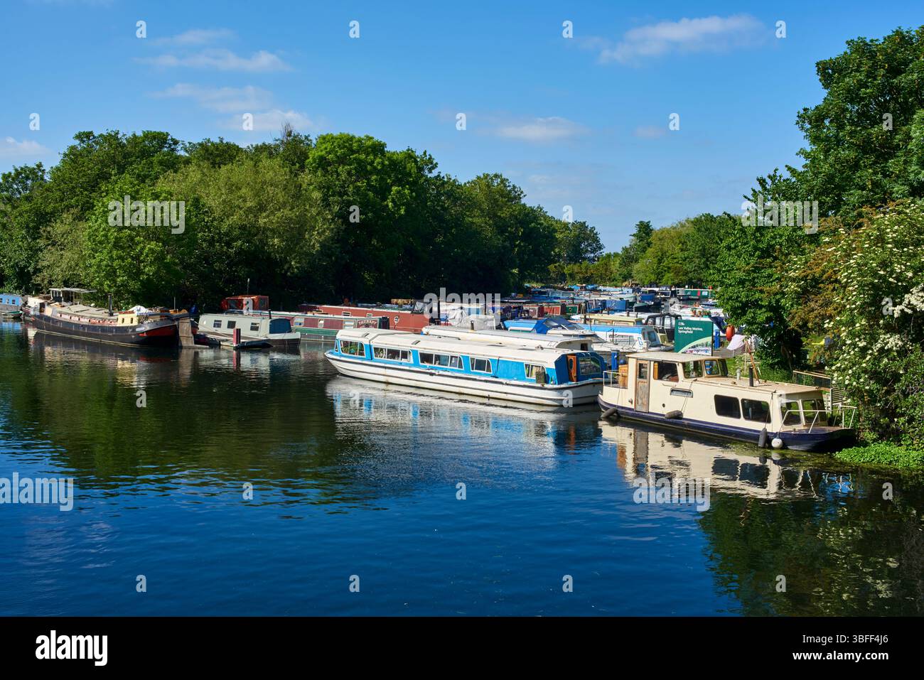 Lee valley marina on river hi-res stock photography and images - Alamy