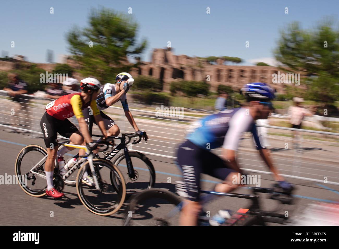 Roma, Italy. 01st June, 2025. The pack rides at the Circo Massimo ...