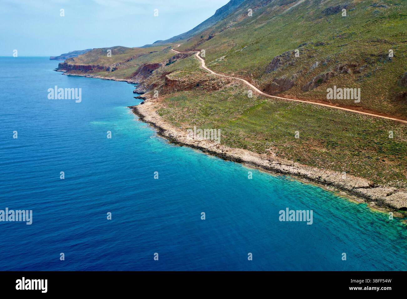 Track along cliff edge hi-res stock photography and images - Alamy